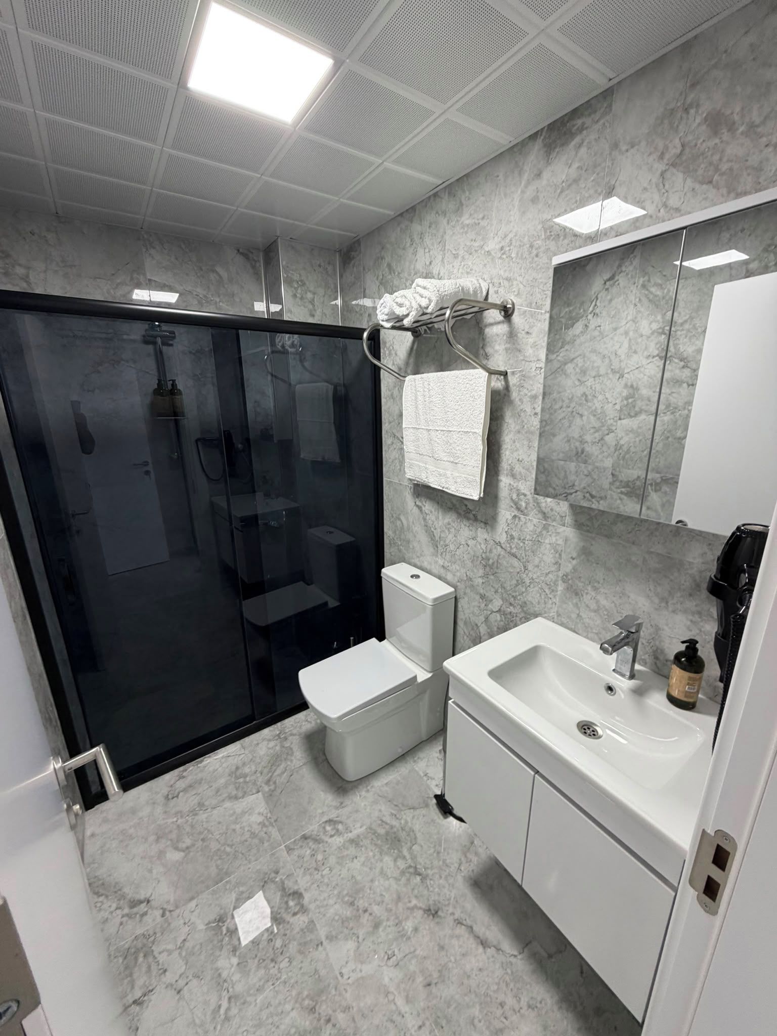 Quarto Individual Económico | Casa de banho