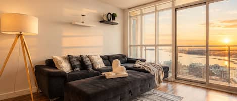 Condo urbano, sacada, vista para o lago | Área de estar | Smart TV 50 polegadas com canais digitais, Netflix