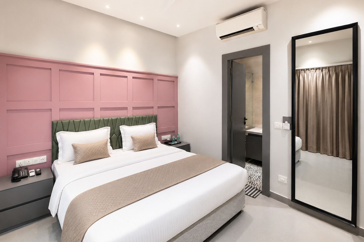 Suite-Estúdio Deluxe, 1 cama queen-size, varanda, Vista para a cidade | Roupa de alta qualidade, cortinas/cortinados opacos 