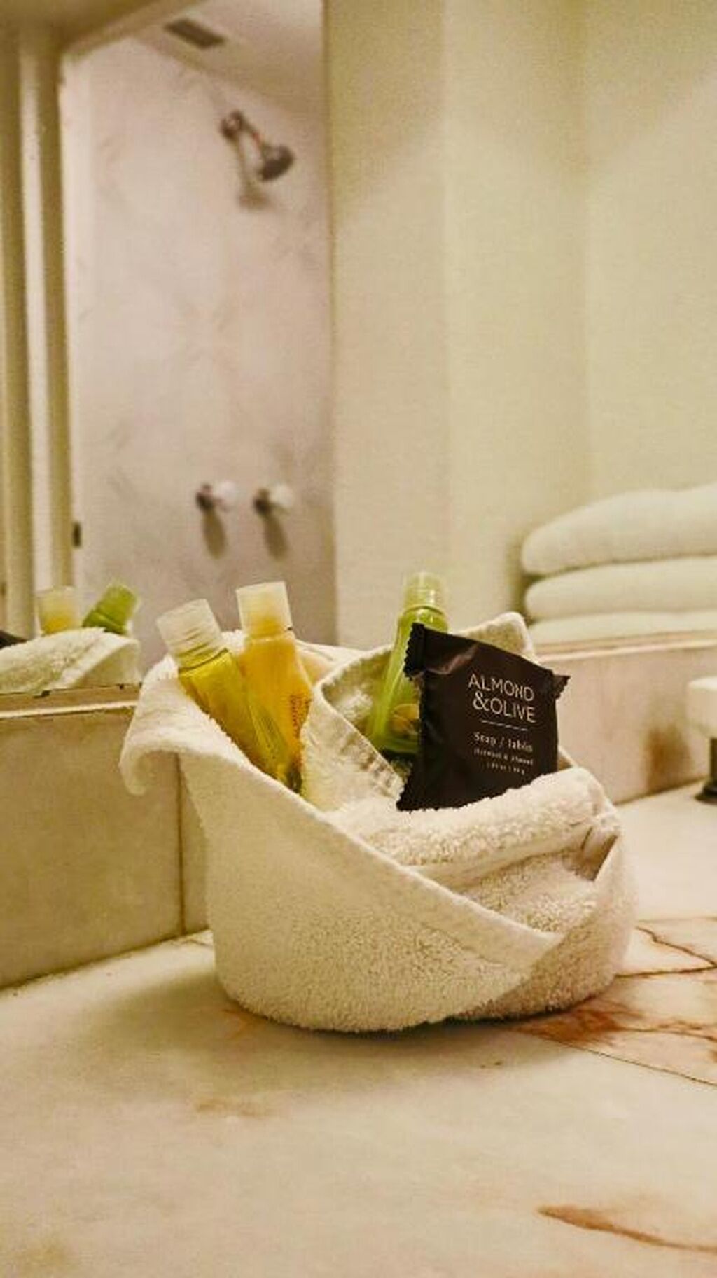 Um polibã, um secador de cabelo, toalhas fornecidas, sabão 