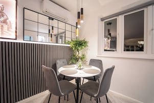 Apartamento, 1 quarto | Sala de jantar