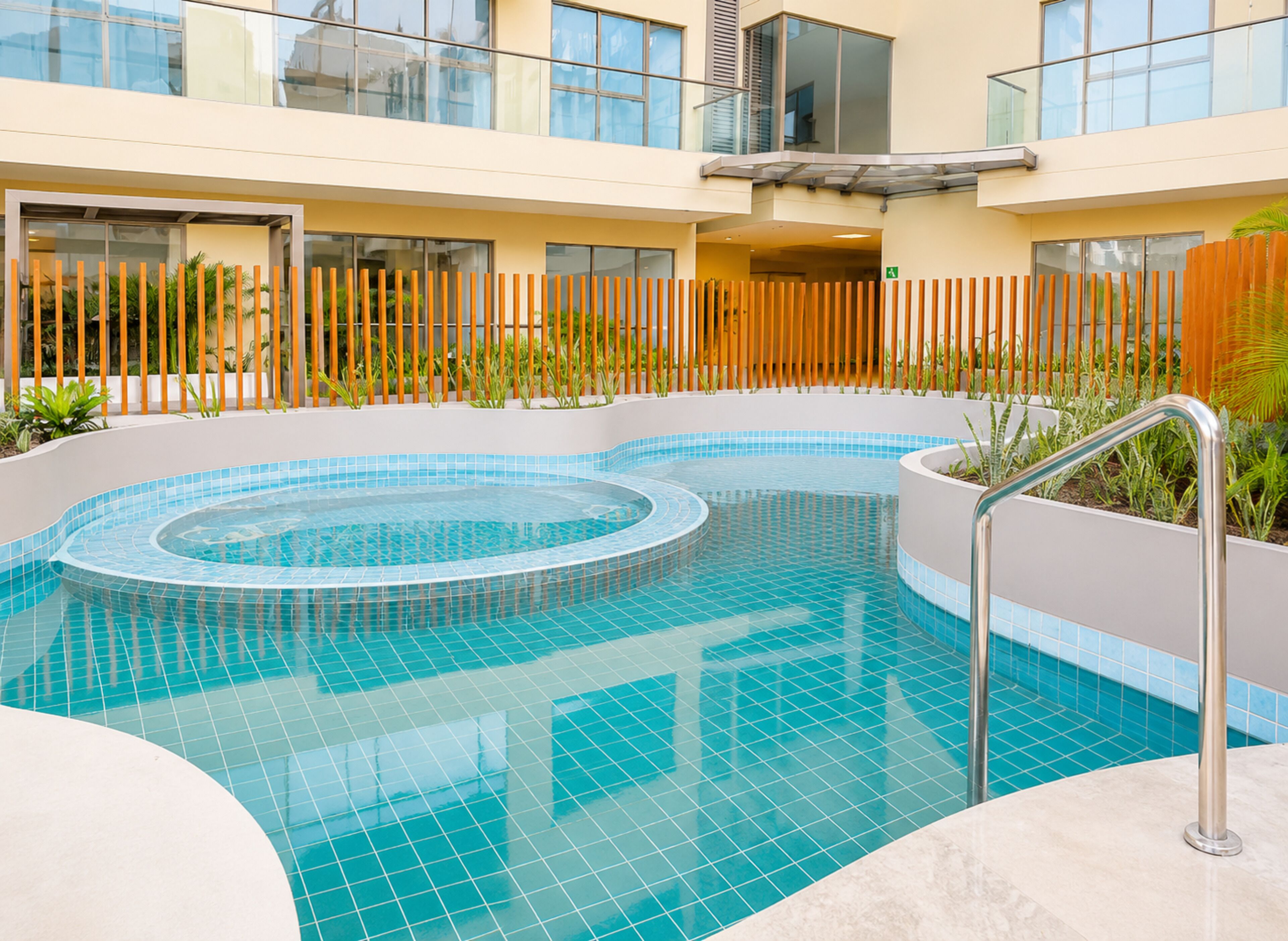 2 piscinas exteriores, da(s) 11:00 à(s) 19:00, guarda-sóis 