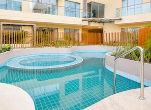 2 piscinas exteriores, da(s) 11:00 à(s) 19:00, guarda-sóis