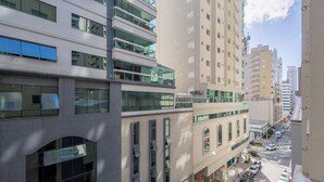 Um edifício de vários andares com design arquitetônico moderno, com grandes janelas e varandas.