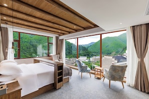 Quarto casal clássico, 1 cama King, para não fumantes, vista para a montanha | Wi-Fi de cortesia