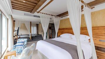 Quarto com uma cama grande, cabeceira de madeira e um dossel.