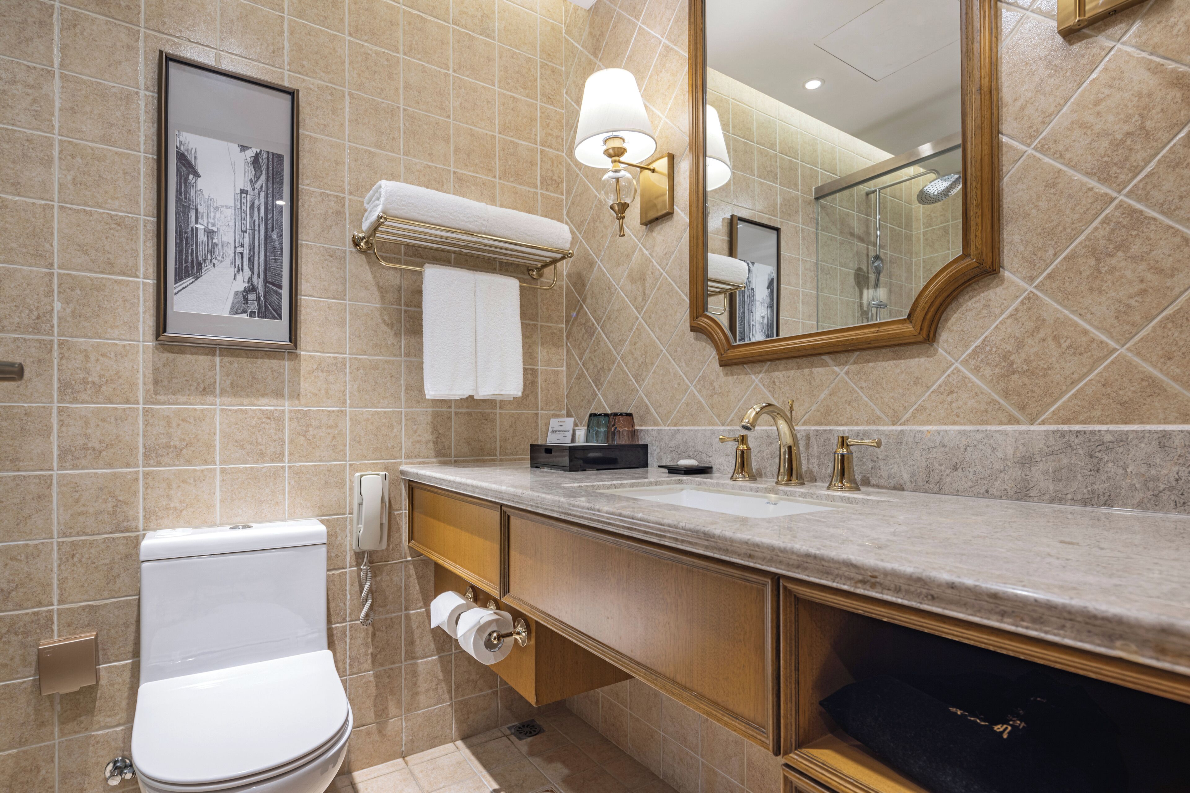 Quarto Duplo Comfort, vista para o jardim | Casa de banho | Artigos de higiene pessoal grátis, um secador de cabelo, chinelos 