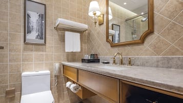 Quarto Duplo Comfort, vista para o jardim | Casa de banho | Artigos de higiene pessoal grátis, um secador de cabelo, chinelos