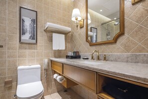 Quarto Duplo Comfort, vista para o jardim | Casa de banho | Artigos de higiene pessoal grátis, um secador de cabelo, chinelos 