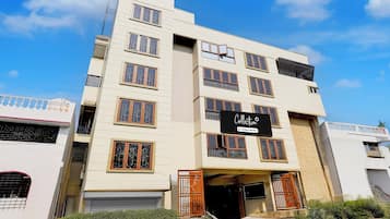 Um edifício com vários andares com uma placa indicando ser um conjunto de serviços para empresa.