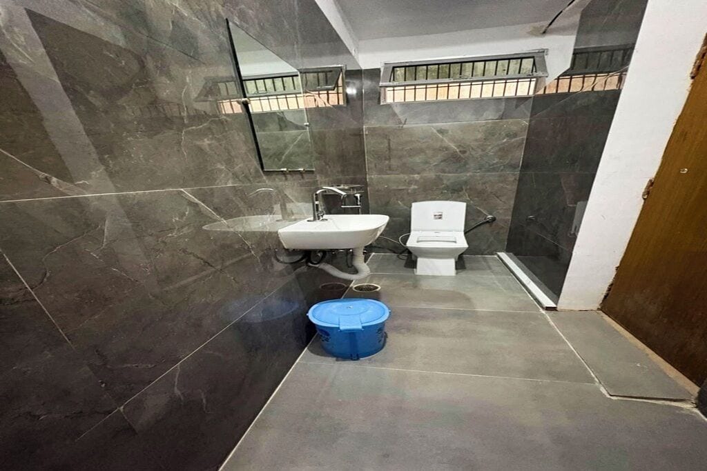 Quarto standard | Banheiro | Toalhas de banho, sabonete, shampoo, papel higiênico