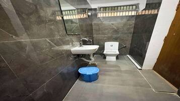 Quarto standard | Banheiro | Toalhas de banho, sabonete, shampoo, papel higiênico