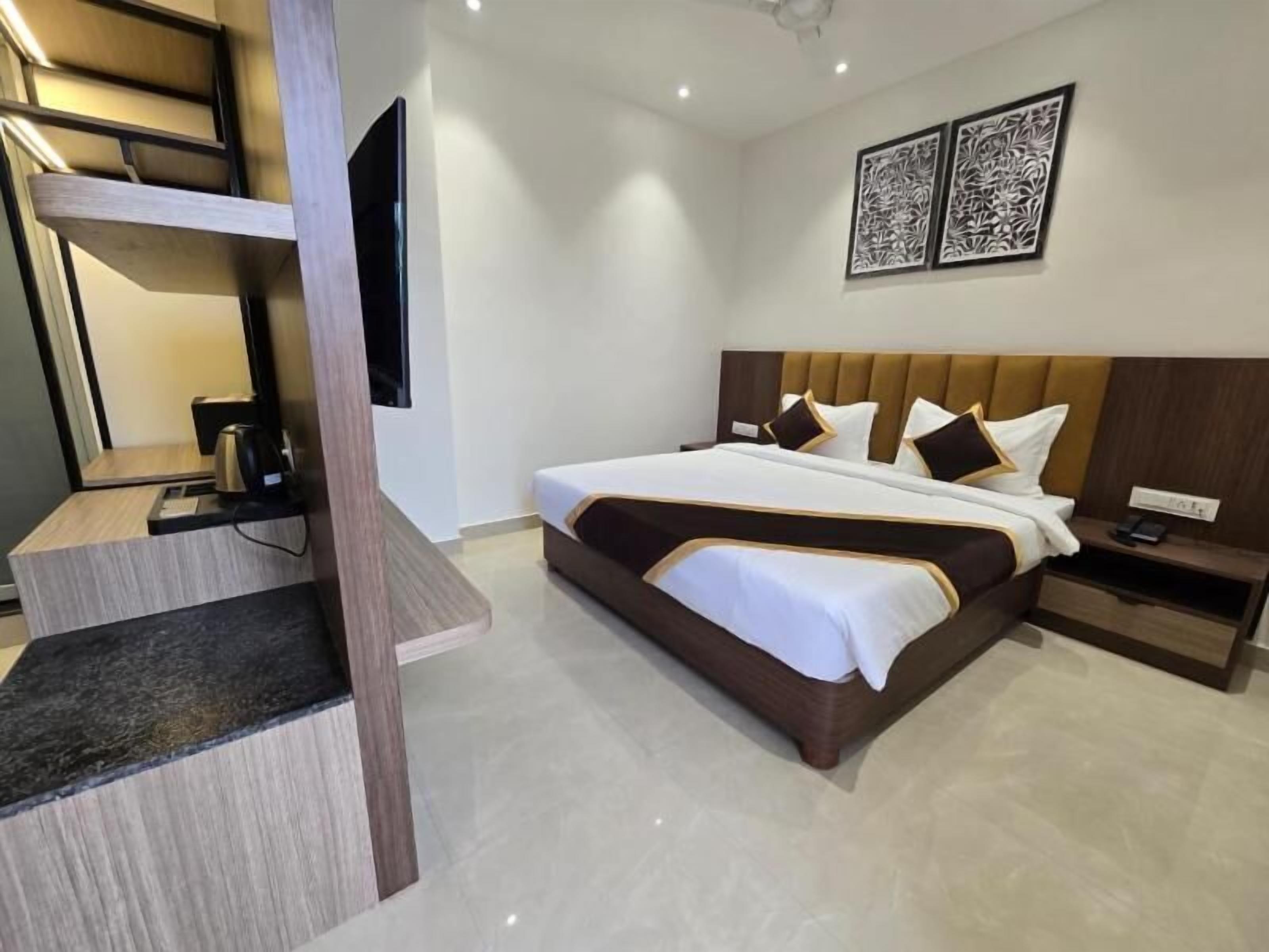 Quarto Duplo Standard | Cofre no quarto, secretária 