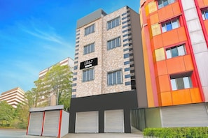 Um edifício de vários andares com uma placa indicando um serviço da empresa.