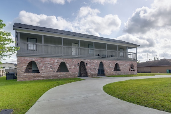 6br House W/ Massive Parking, Centrally Located - Houston, TX