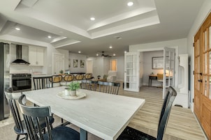 Uma cozinha espaçosa com eletrodomésticos modernos, uma sala de jantar com uma mesa grande e um espaço de estar acolhedor com lareira.