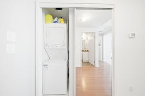 Apartamento Familiar em Condomínio Fechado, 3 quartos, vista para o lago | Secretária, secretária adequada para computadores portáteis 