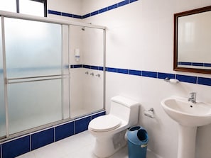Quarto Duplo ou Twin Deluxe, vista para o pátio | Casa de banho | Um secador de cabelo, Piso aquecido (casa de banho), toalhas fornecidas