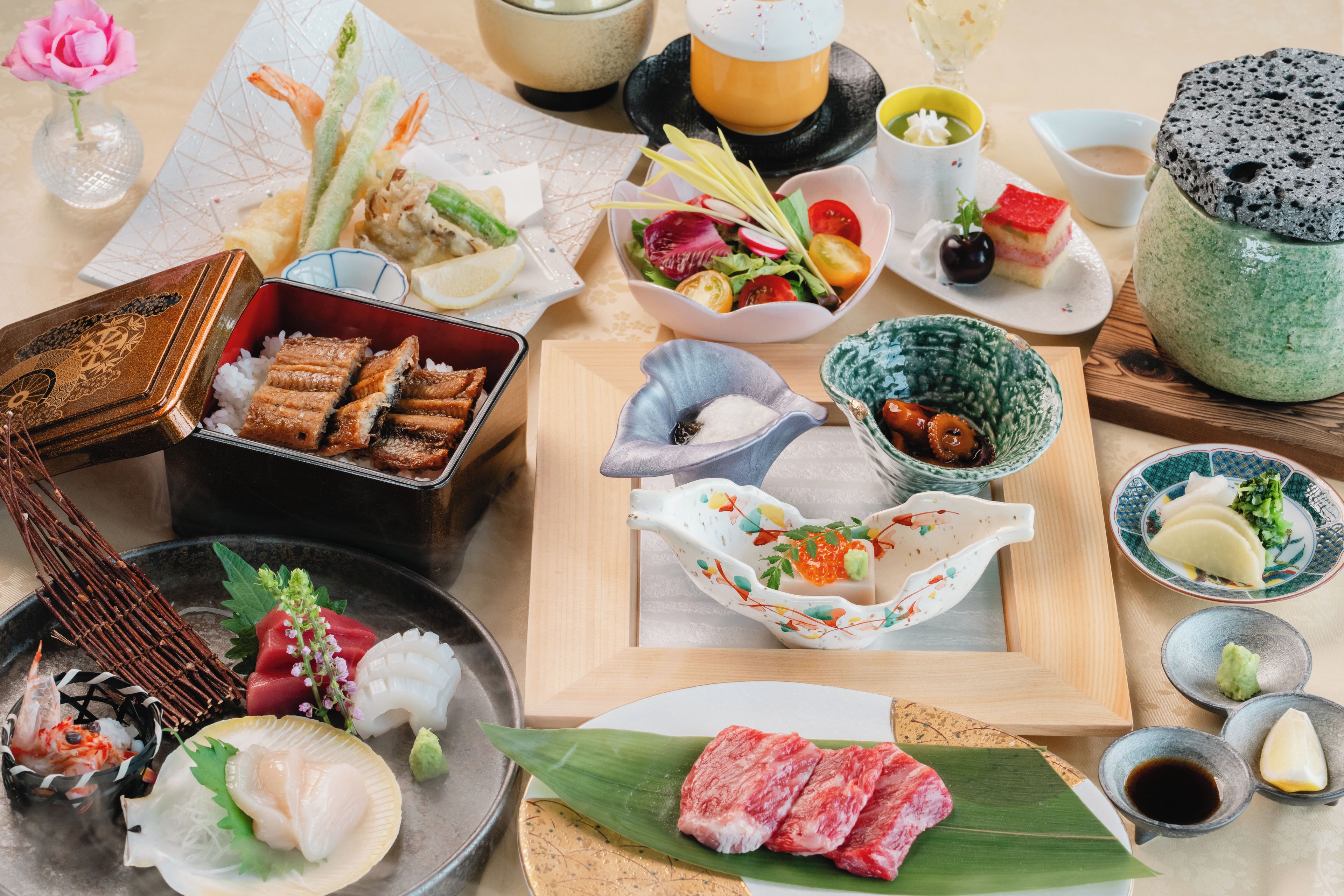 Diversos pratos e bebidas japoneses sobre uma mesa.