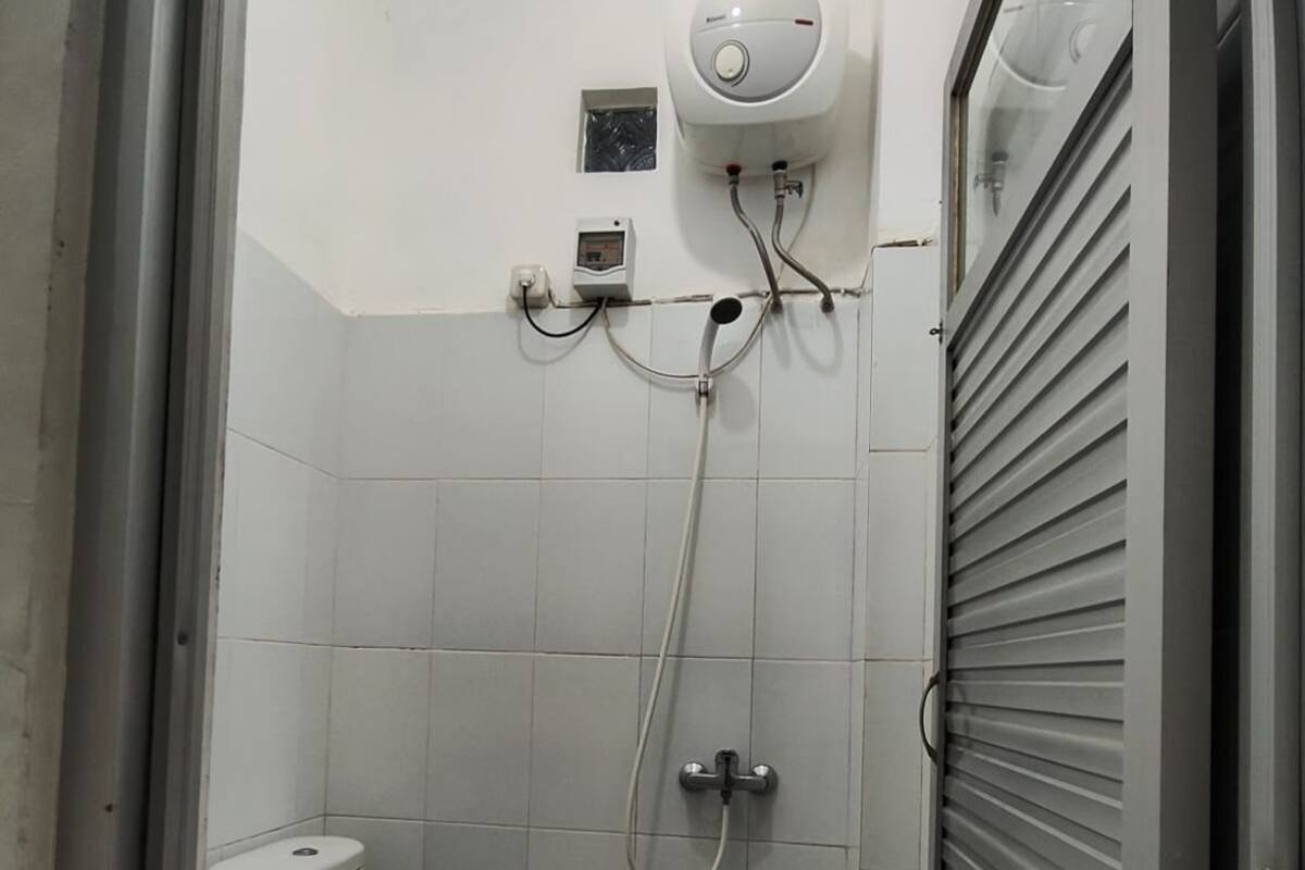 Quarto Duplo Deluxe | Casa de banho | Um polibã, um chuveiro fixo, artigos de higiene pessoal grátis 