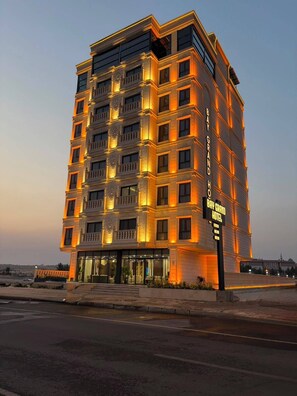 Um hotel com vários andares e uma placa chamativa com a inscrição 'Bay Grand Hotel'.
