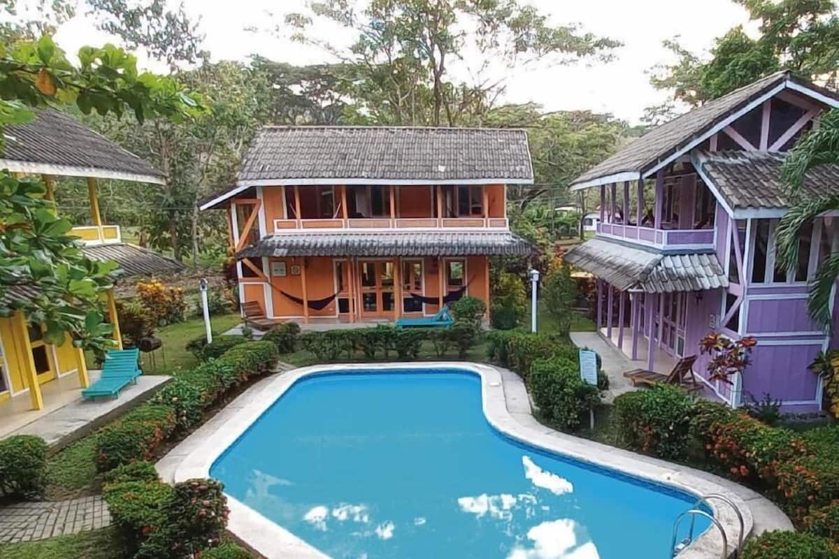 Duplex superior, 2 quartos, sacada, vista para a piscina | Vista da sacada