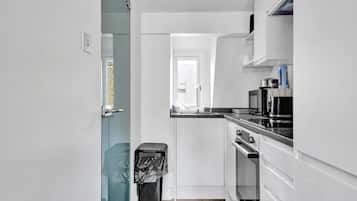 Estúdio, kitchenette | Cozinha privada | Um frigorífico/congelador grande, um micro-ondas, um forno