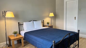 Quarto, 1 cama Queen, banheiro privativo, vista para a montanha | Ferros/tábuas de passar roupa, Wi-Fi de cortesia