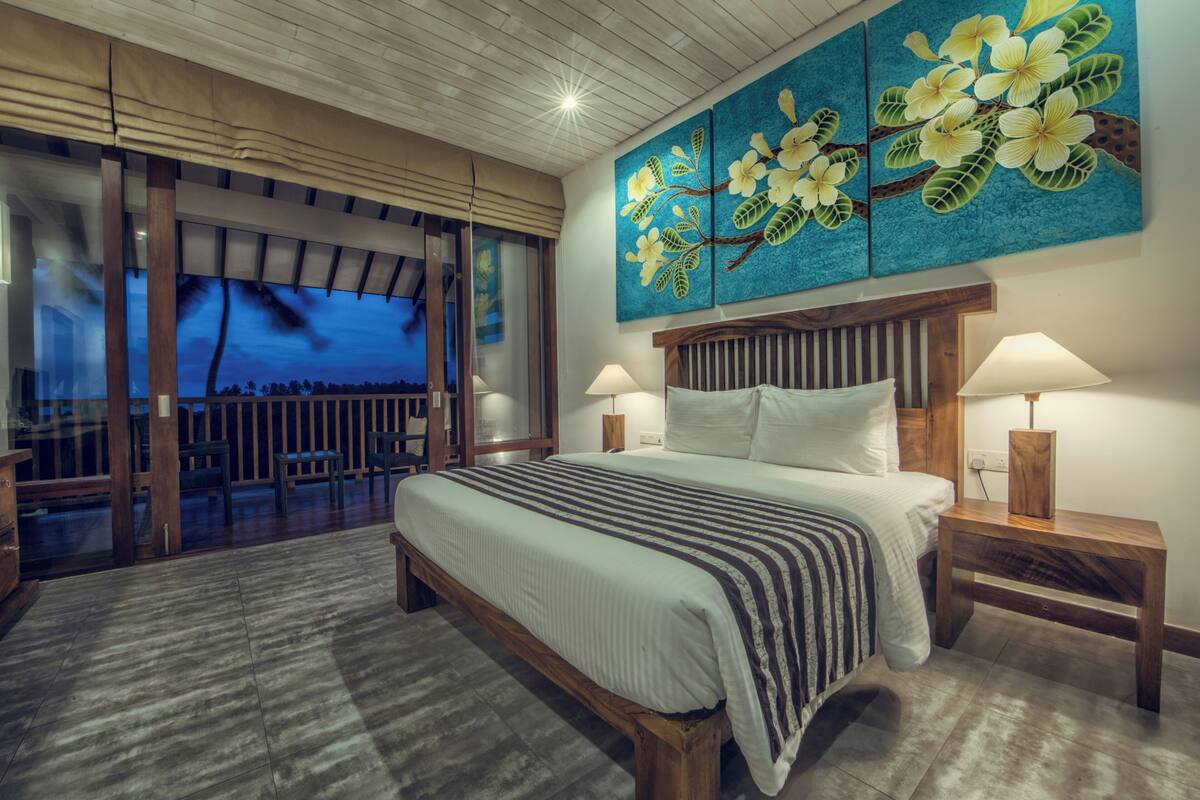 Quarto Duplo Deluxe, varanda, vista parcial para o mar | Minibar, cofre no quarto, ferro/tábua de engomar, Wi-fi grátis 