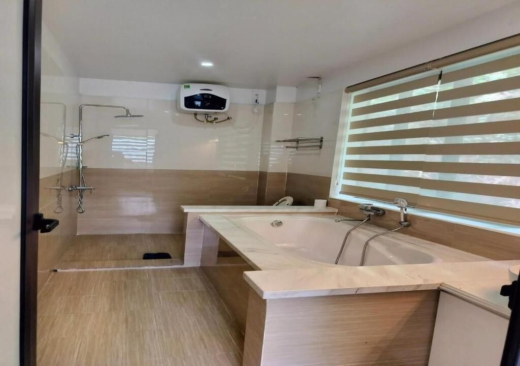 Villa, varanda, Vista para a cidade | Casa de banho