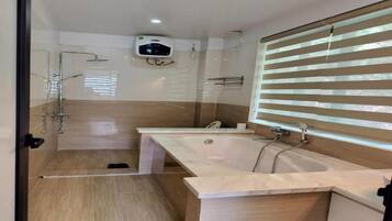 Villa, varanda, Vista para a cidade | Casa de banho