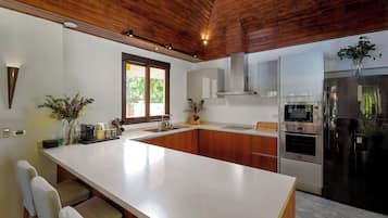 Vila, 6 quartos, piscina particular, ao lado do lago | Cozinha privada