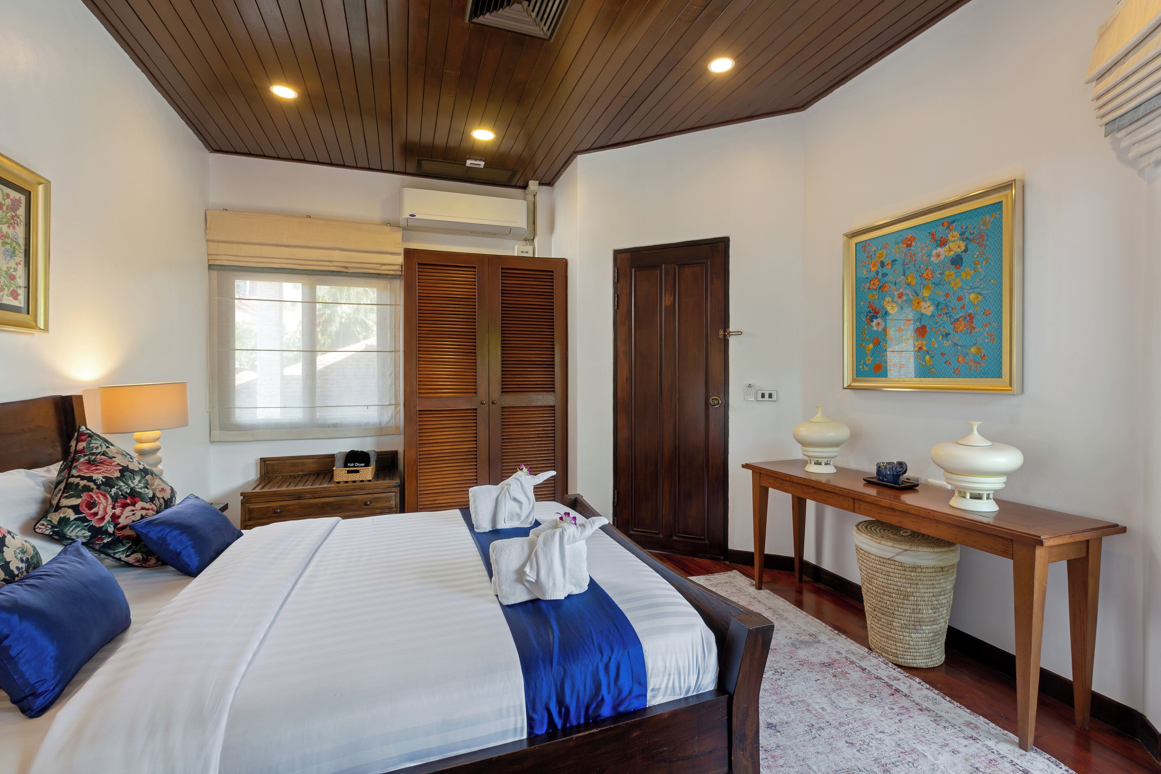 Vila, 6 quartos, piscina particular, ao lado do lago | Cofres nos quartos, ferros/tábuas de passar roupa, Wi-Fi de cortesia