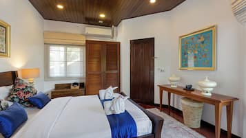 Vila, 6 quartos, piscina particular, ao lado do lago | Cofres nos quartos, ferros/tábuas de passar roupa, Wi-Fi de cortesia