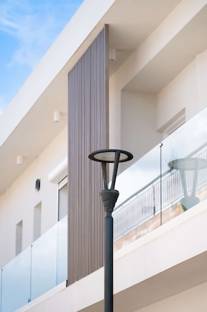 Um moderno aparelho de iluminação exterior numa varanda.