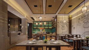 Um restaurante com uma mesa central, cadeiras e um espaço de bar com prateleiras.