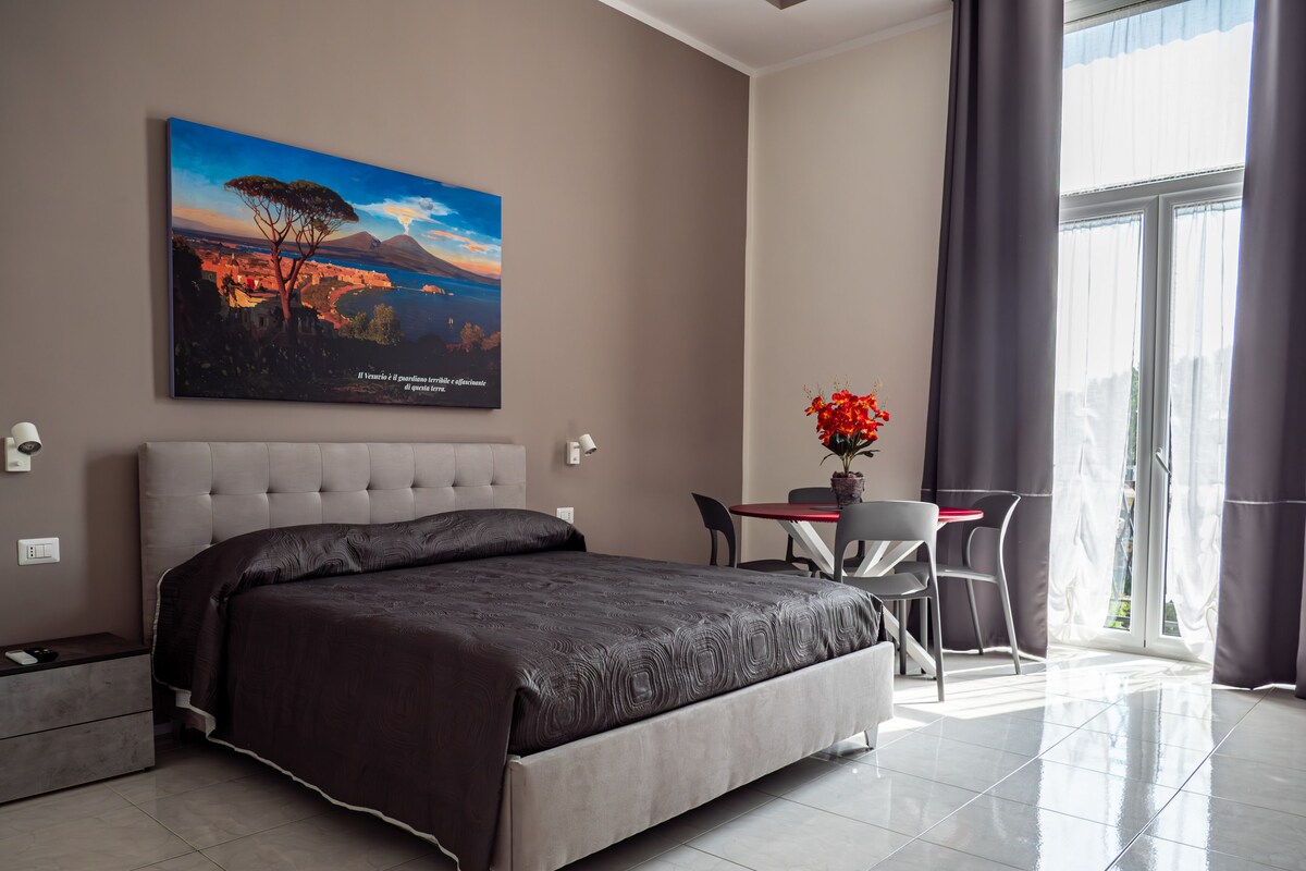 Suite Comfort, 1 cama queen-size e sofá-cama, varanda, Vista para a cidade (Suite Vesuvius) | Roupa de alta qualidade, edredões de penas 