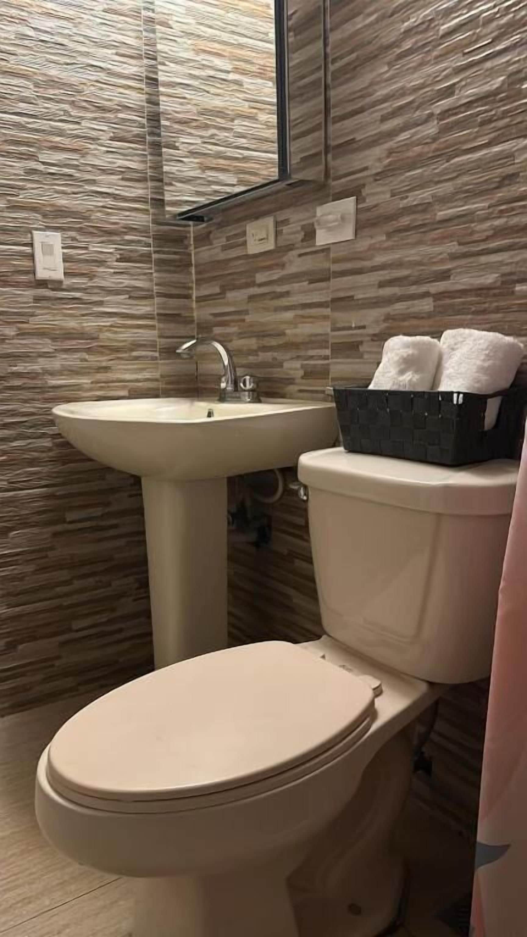 Quarto Duplo Deluxe, 1 cama de casal, casa de banho privativa, vista para a praia | Casa de banho