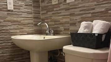 Quarto Duplo Deluxe, 1 cama de casal, casa de banho privativa, vista para a praia | Casa de banho
