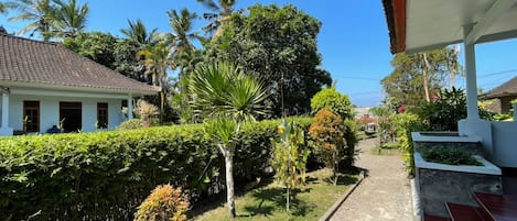 Uma área residencial com um caminho que leva a uma casa com telhado de cerâmica.