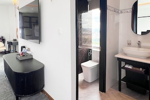 Quarto Quádruplo de Luxo | Casa de banho | Um secador de cabelo, toalhas fornecidas, sabão, champô