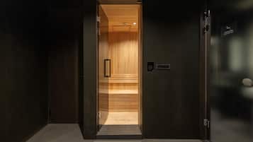 Um elevador moderno com interior em madeira e painel de controle.