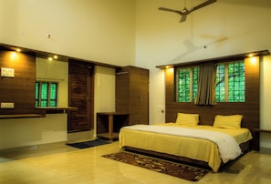 Quarto com uma cama, ventilador de teto, janela com cortinas e um espelho.