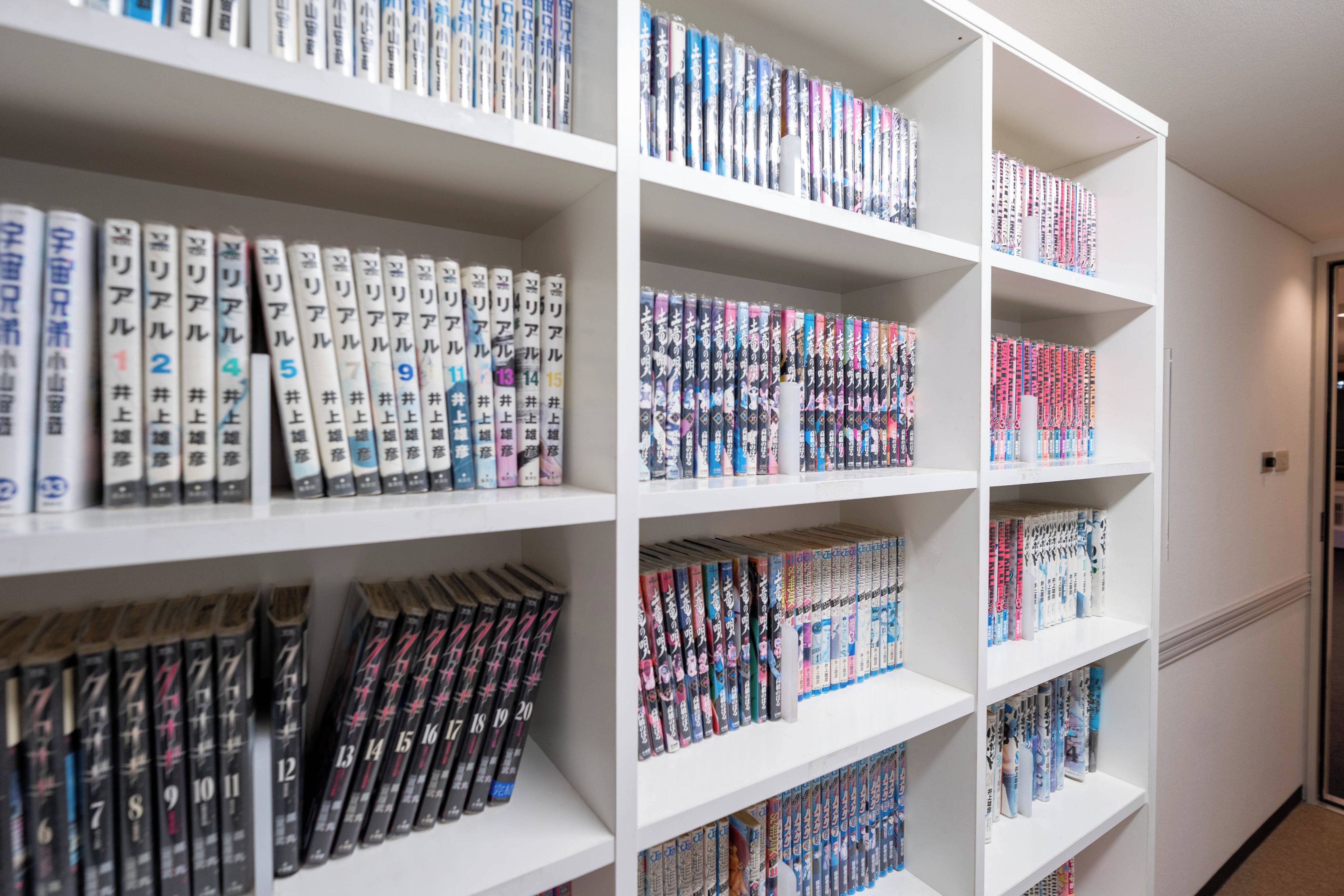 Uma biblioteca com várias estantes repletas de livros.