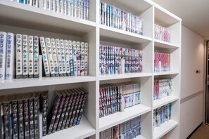 Uma biblioteca com várias estantes repletas de livros.