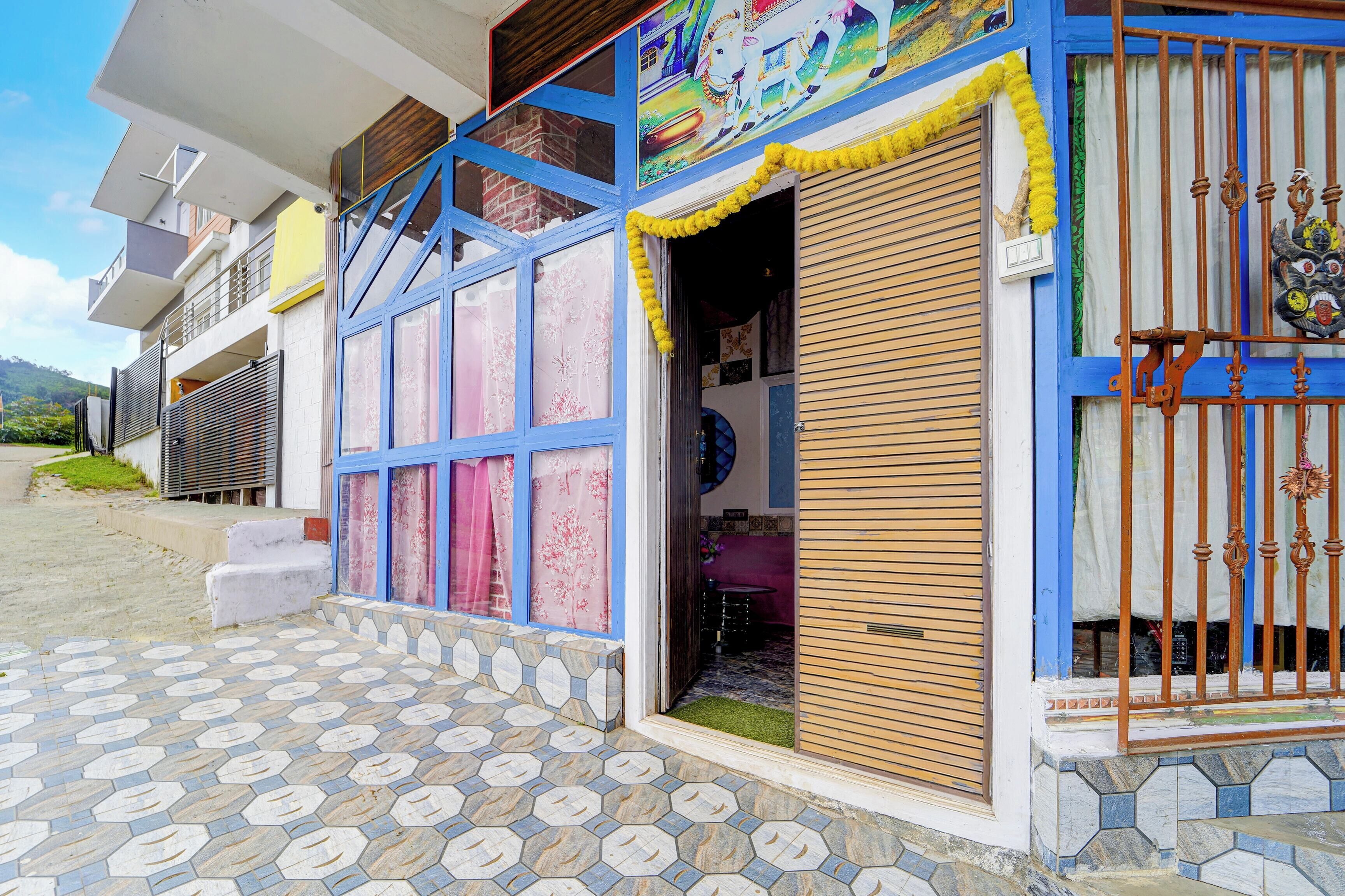 Um edifício com entrada em azulejos e janela emoldurada por azul.