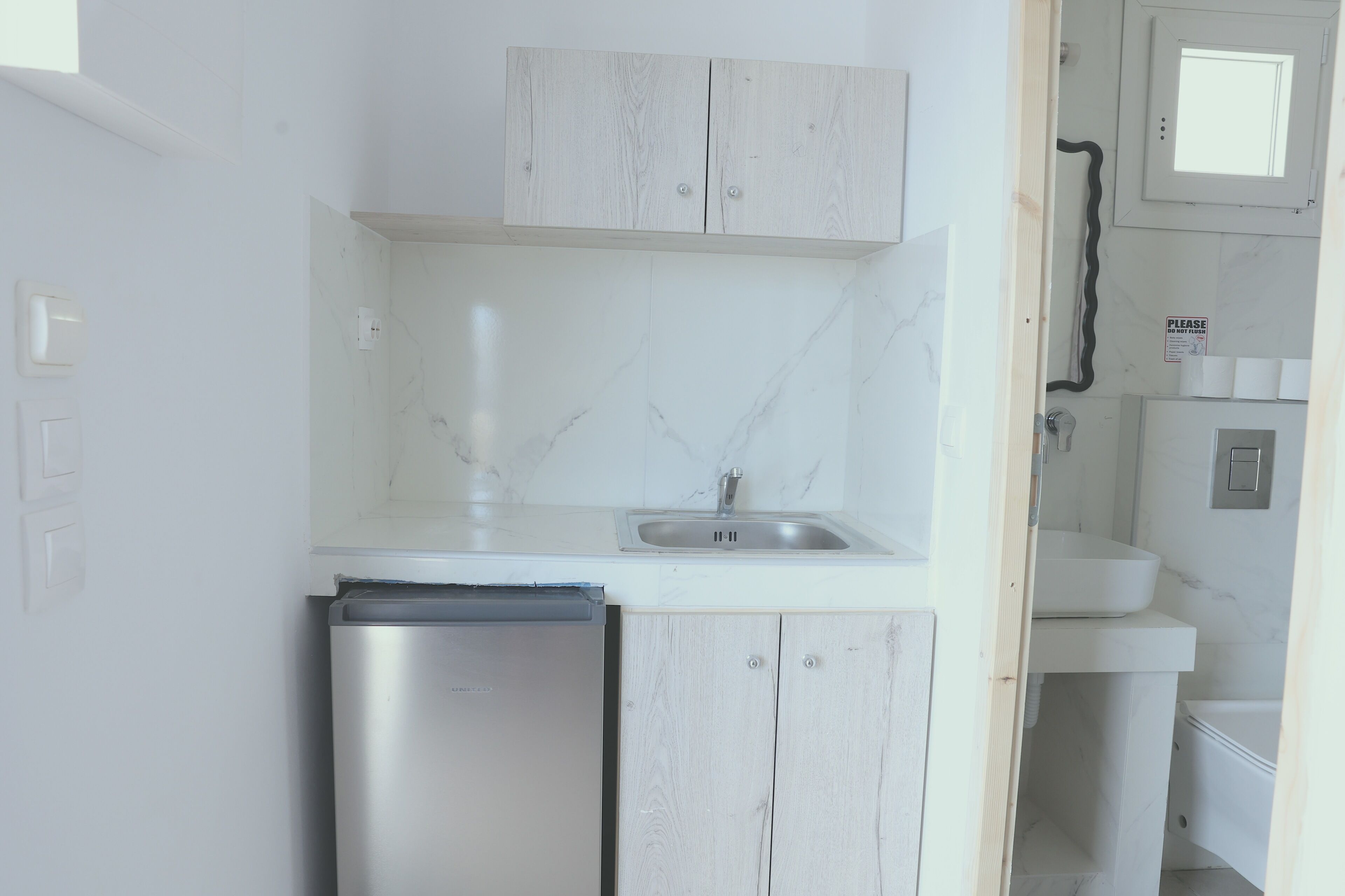 Estúdio superior, varanda, vista para o pátio | Cozinha privada | Geladeira, cooktop, talheres/pratos/utensílios de cozinha, freezer