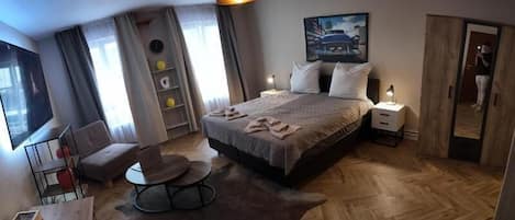 Quarto Duplo Deluxe, Vista para a cidade | Cortinas/cortinados opacos, ferro/tábua de engomar, Wi-fi grátis