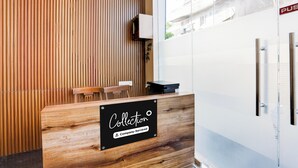 Uma mesa de recepção com uma placa indicando 'Coleção' e 'Serviço da Empresa'.