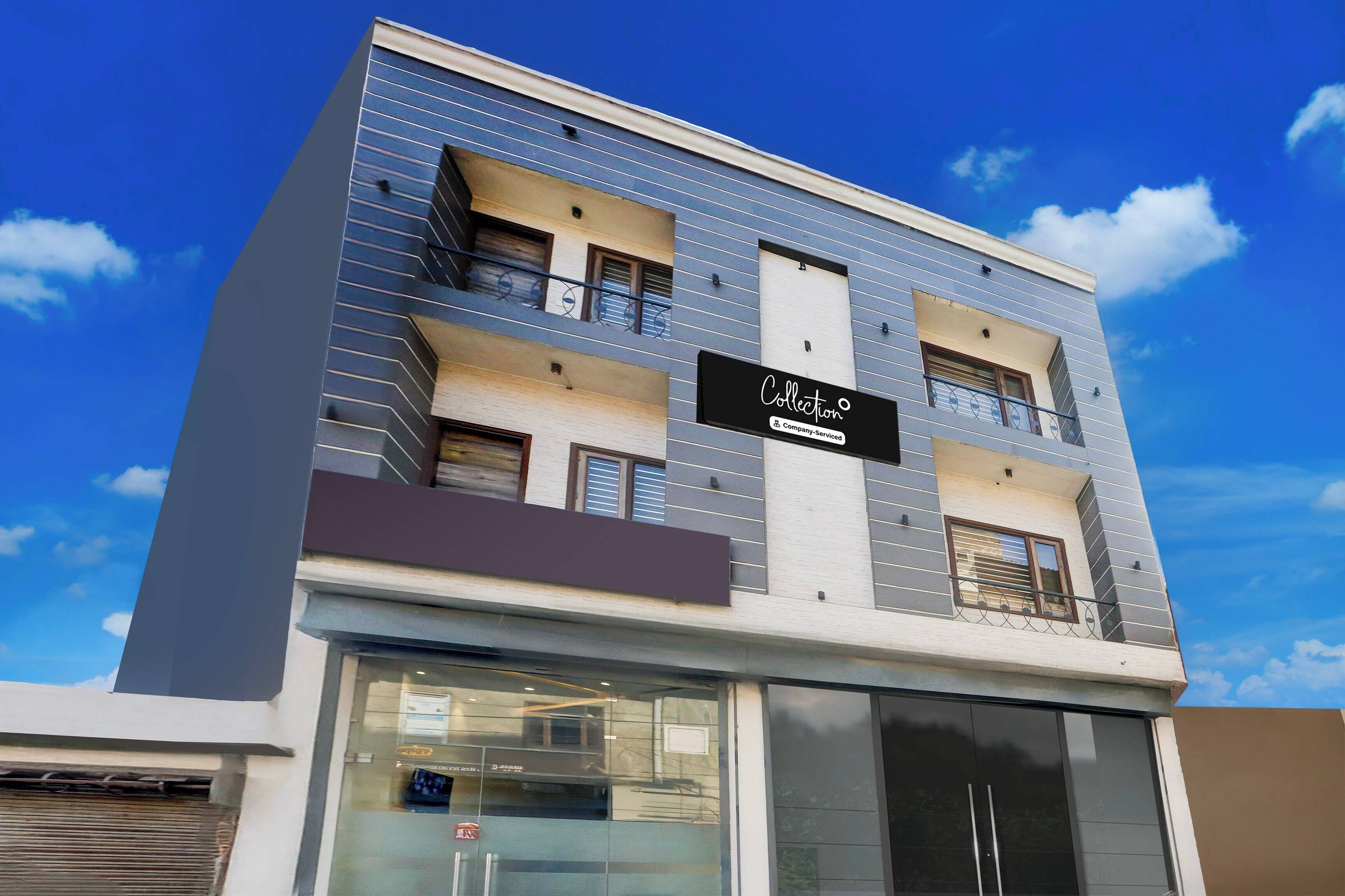 Um edifício moderno de vários andares com uma placa indicando que é um espaço de coworking.